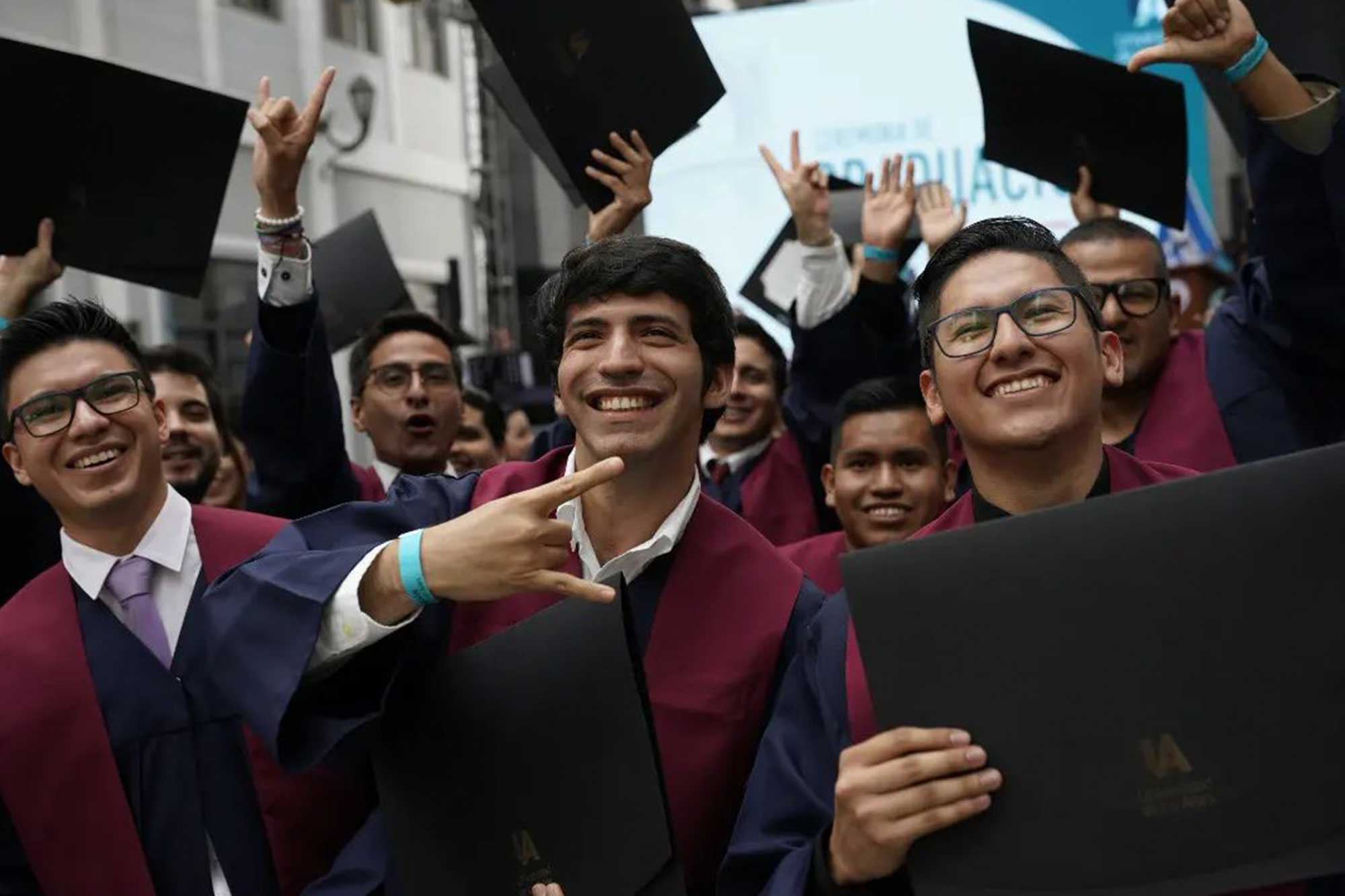 Universidad de las Artes - 48 graduados UArtes recibieron los ...