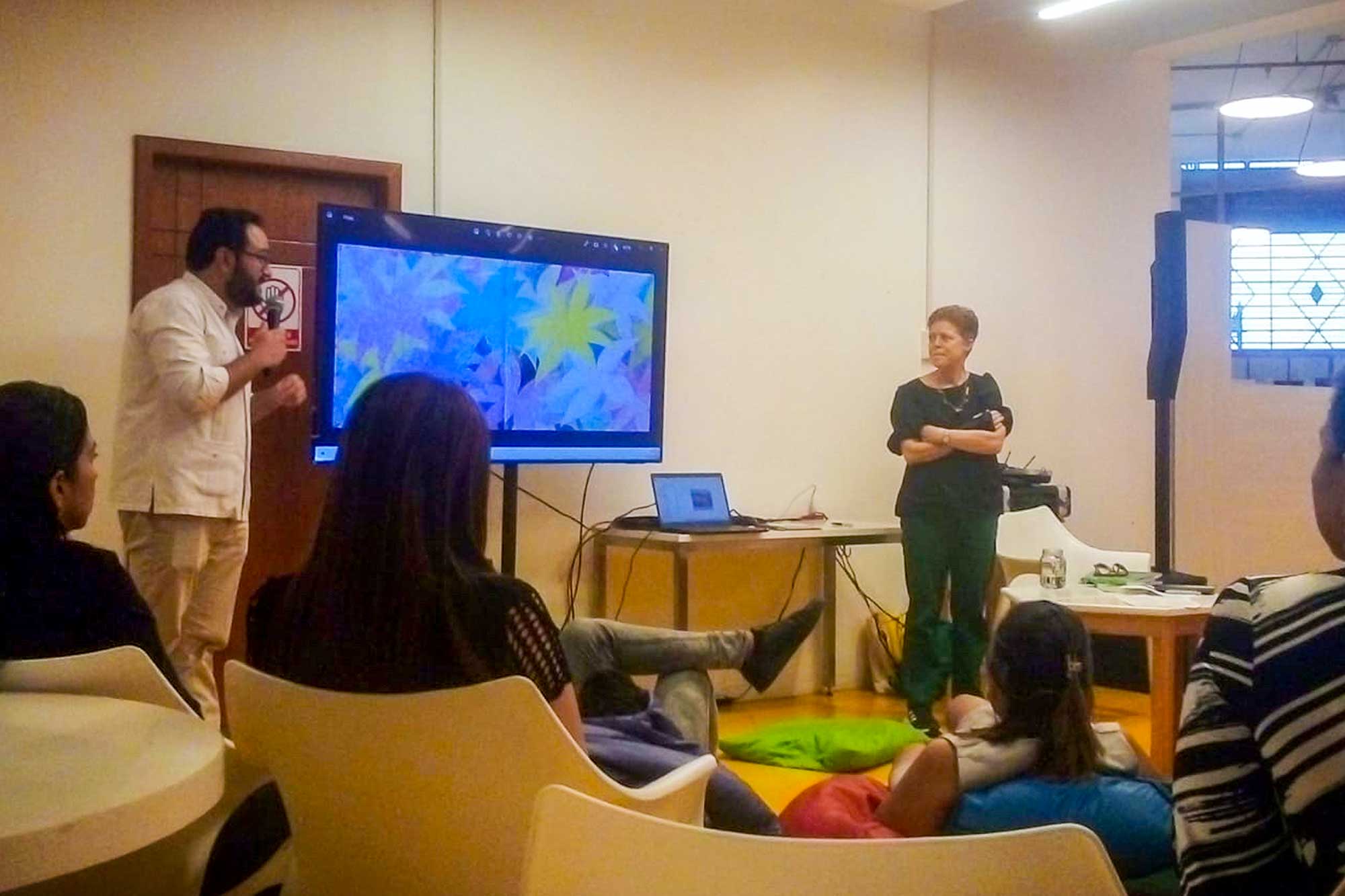 Universidad de las Artes - En taller, la escritora argentina María ...